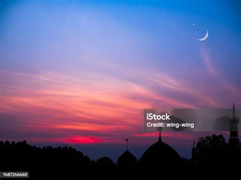 모스크 돔 무바라크 무하람과 하늘 밤 배경 이슬람 인사말 라마단 이슬람 종교 상징 전통 아랍어 이슬람 아랍어 거룩한 신 문화 신비한 달 새해 무하람 아랍어 이슬람교에 대한