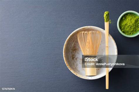 말차 녹차 도면 세트 그릇 대나무 거품기와 숟가락 회색 배경 공간을 복사합니다 맨 위 보기입니다 가루로 빻은에 대한 스톡 사진 및 기타 이미지 Istock