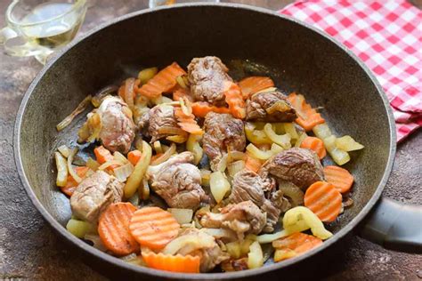 Говядина тушеная с овощами быстро и очень вкусно - классический ...