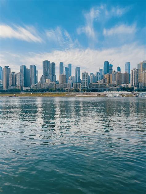 강가 고층 건물 도시 도시들 도시의 도심 수직 쐈어 스카이라인 시내 지역 현대 건축에 관한 무료 스톡 사진