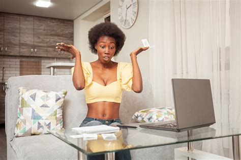 아프리카계 미국인 흑인 여성은 수표 가격 소득 및 비용에 충격을 받습니다 유틸리티의 큰 지불 상점에서 수표 여자는 놀라지 않았다 돈 부족 빈곤 맹세 구걸 사회 문제에 대한