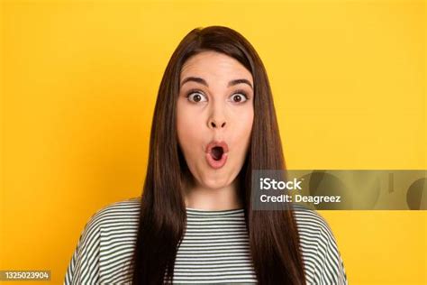 사진 깜짝 놀란 여자 오픈 입 보기 카메라 착용 스트라이프 셔츠 고립 된 노란색 배경 T 셔츠에 대한 스톡 사진 및 기타 이미지
