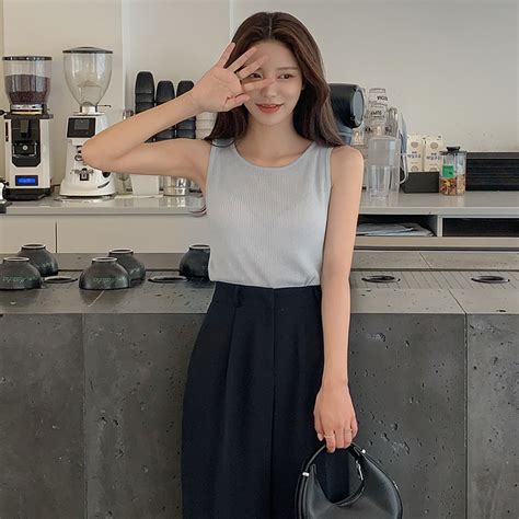 플라이모델 은은한 비침이 있는 얇은 두께감으로 쾌적한 린넨슬리브리스 부드러운 라운드넥 라인은 쇄골과