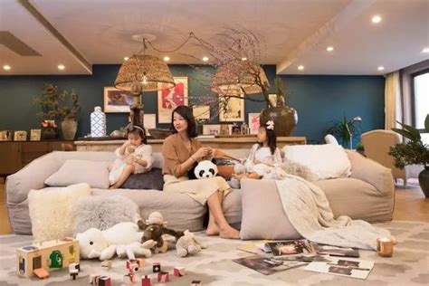 单亲妈妈带两个女儿生活环境高大上母亲越独立孩子越幸福