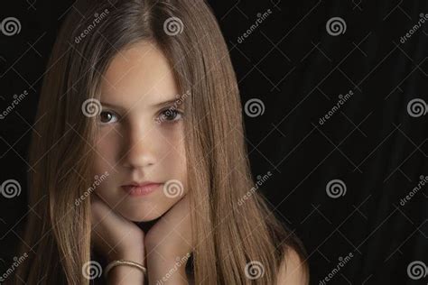 Девушка брюнет отдыхая Chin на руках Стоковое Фото изображение насчитывающей дети головка