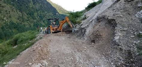 वर्षाले अवरुद्ध ग्रामिण सडक खोल्दै नगरपालिका Dcnepal