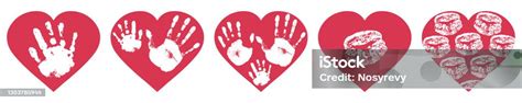 가족의 손 자국 어머니 아버지와 아기의 손바닥 손 붉은 심장 모양의 입술 각인 설정 벡터 일러스트레이션 손자국에 대한 스톡 벡터