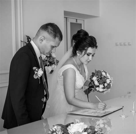 Безплатна снимка сватба булка младоженец цвете маса черно мода сватбена рокля флаш