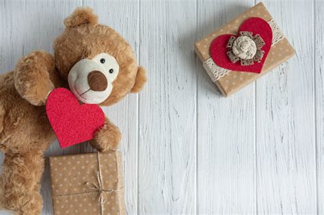 밝은 나무 배경에 선물과 마음과 상자 장난감 곰 생일 인사말 카드의 디자인 연인의 축하 비문 어머니의 날의 텍스트 프레임 0명에 대한 스톡 사진 및 기타 이미지 Istock