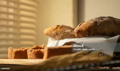 나무 테이블에 밀 곡물 귀가 있는 소박한 전통 빵의 수제 한 덩어리 0명에 대한 스톡 사진 및 기타 이미지 0명 갈색 개체 그룹 Istock