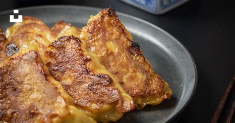 파란색 세라믹 접시에 갈색과 노란색 접시 사진 Unsplash의 무료 음식 이미지