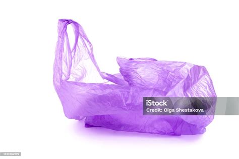 흰색 배경에 사용 된 보라색 비닐 일회용 가방의 클로즈업 0명에 대한 스톡 사진 및 기타 이미지 0명 가방 개념 Istock