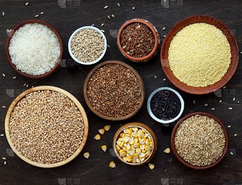 各种谷物和种子在碗小麦，燕麦，大麦，大米，小米，荞麦，玉米。