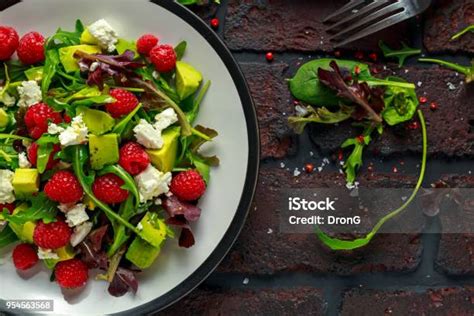 신선한 맛 있는 딸기 샐러드 아보카도 녹색 채소 견과류 Feta 치즈 올리브 오일과 허브와 건강에 좋은 음식 0명에 대한 스톡