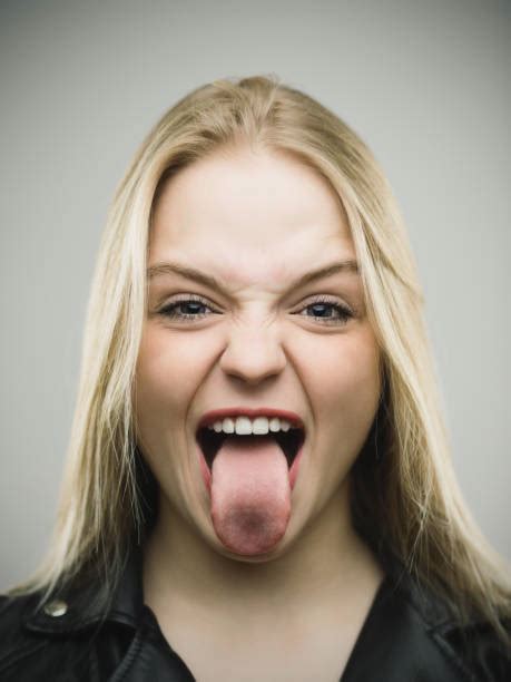 1200 Rubia Chica Sacando La Lengua Fotografías De Stock Fotos E