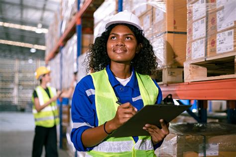 작업자 재고는 재고를 확인하는 직원을 검사하고 창고 공장 보관 제품 선적 유통 업체 물류 공급에 체크리스트가있는 패키지 상자를 검사하여 미소로 계산 및 관리합니다 공급망에