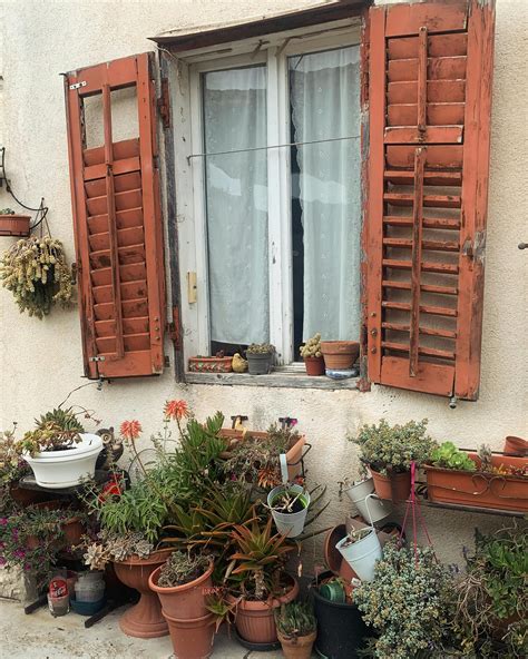 집 밖의 건물 건축 건축 세부 경치가 좋은 계단 고요한 관목 그림 같은 기이 한 기이한 문 꽃무늬 녹지