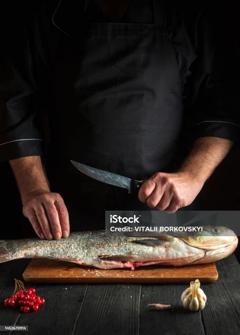 요리사는 은색 잉어 물고기를 준비합니다 휴일을위한 생선 음식 준비 준비 레스토랑 주방의 작업 환경 부엌 칼에 대한 스톡 사진 및 기타 이미지 Istock