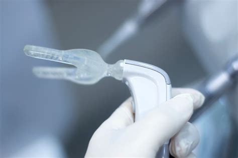 보이지 않는 보유자 치과 교정기 그리고 Aligner 괄호 Accelearator 진동기 제대로 하 고 화장품 치과에서 치아를