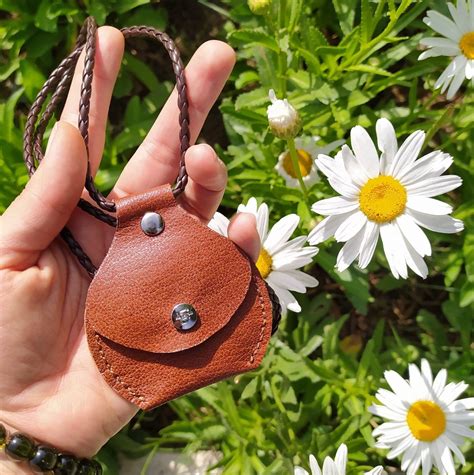 Kian Bag وقتی میگیم شعر دلخواهتون هک میشه روی چوب یعنی این👌😎 چه شعری دوست داری روی کیفت هک