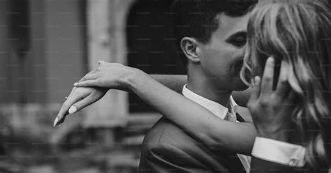 유럽 도시 거리에서 포옹하는 세련된 커플 관능적 인 낭만적 인 순간 사랑에 빠진 세련된 신부와 신랑이 부드럽게 포옹합니다 손에 집중하십시오 발렌타인 사진