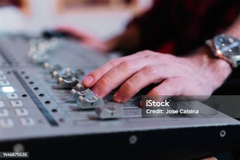 녹음 방송 또는 음악 제작을 위해 사운드 믹서 콘솔에서 작업하는 손의 초상화를 닫습니다 스튜디오 오디오 믹서 노브와 페이더를 사용하는 엔지니어 오디오 개념 기술자에 대한