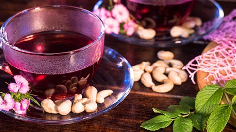 영어 차 유리 머그잔에 빨간 뜨거운 히비스커스 차 티 타임 차 한 잔 아케이드 카르케이드 루이보스 동양 아늑한 의식 전통 일본어