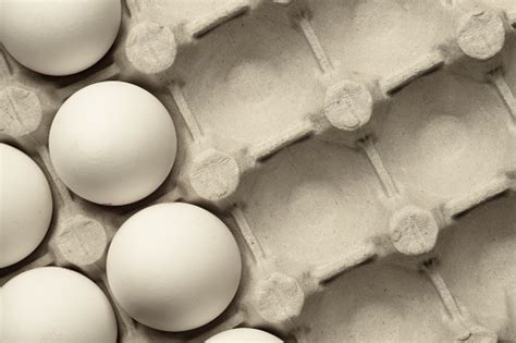 판지 상자 배경에 흰색 계란입니다 식품 성분 단백질 영양 건강한 아침 식사 가금류에 대한 스톡 사진 및 기타 이미지 가금류