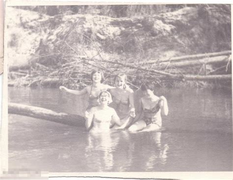 Четыре девушки в купальниках на затопленном дереве в пруду 1960 е гг