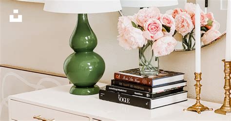 램프가 달린 흰색 책상과 꽃으로 가득 찬 녹색 꽃병 사진 Unsplash의 무료 실내 이미지