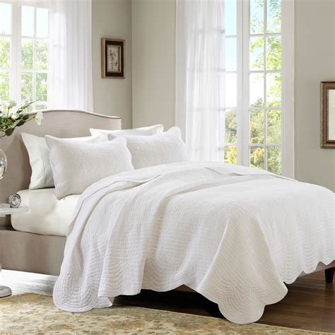 Matelasse Coverlet Scalloped Edge