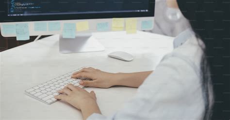 프로그래머는 코딩 및 프로그래밍 소프트웨어입니다 소프트웨어 개발자가 데이터 코드를 입력하고 프로젝트에서 작업합니다 사진