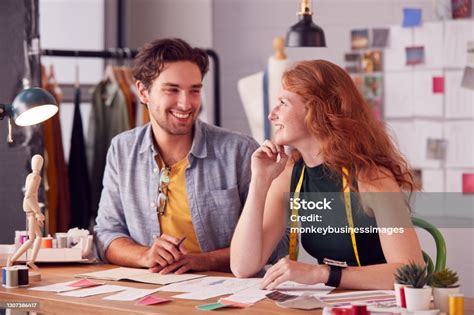 패션 스튜디오에서 함께 디자인 작업을 하는 남성과 여성 학생 또는 비즈니스 소유자 20 24세에 대한 스톡 사진 및 기타 이미지 20 24세 20 29세 2명