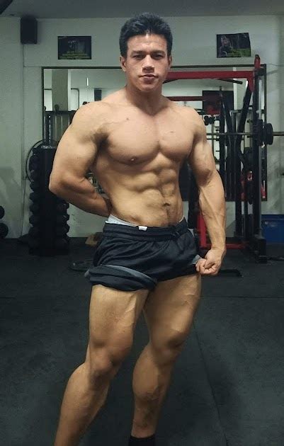 Asian Nice Guy 体育会系の男たち 巨根ビルダーの全裸ポーズ Naked Big Cock Bodybuilder