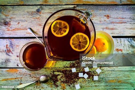 블랙 티 블랙 티 레몬과 함께 수동 압착 기 잔 주전자 홍차와 설탕 큐브 평면도 평면 디자인 개념에 대한 스톡 사진 및 기타