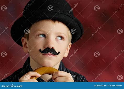 Junge Mit Dem Schnurrbart Und Werfer Stockfoto Bild Von Unterhalten