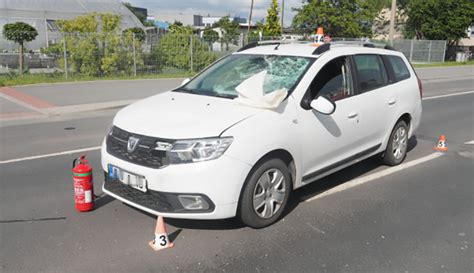Úraz Hlavy A Letecký Transport Do Nemocnice Dívka Se Sluchátky V Uších Vjela Na Kole Před Auto