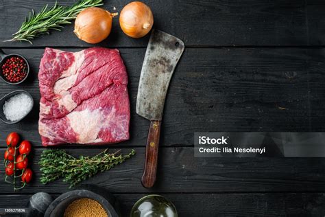 쇠고기 배꼽 생 쇠고기 브리스킷 고기 흡연을위한 재료와 바베큐 파스트라미 치료 검은 나무 테이블 배경에 상단 보기 플랫 레이 텍스트복사 공간 0명에 대한 스톡 사진 및 기타