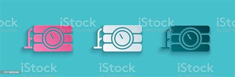 종이 컷은 파란색 배경에 고립 된 다이너 마이트 폭탄 스틱과 타이머 시계 아이콘을 폭파합니다 시한 폭탄 폭발 위험 개념 종이 아트 스타일 벡터 경계 표지에 대한 스톡 벡터