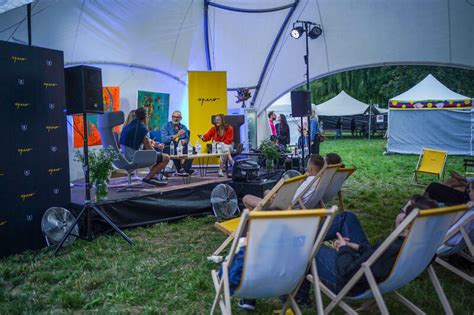 Vztahy V Budoucnosti Polygamie Sex S Roboty A Online LÁska NezblÁznÍme Se Z Toho Katedra