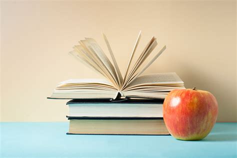 오픈도 서 Hardback 책과 나무 테이블에 애플 교육 배경입니다 학교 돌아가기 텍스트에 대 한 공간을 복사 합니다 개체 그룹에 대한 스톡 사진 및 기타 이미지 Istock