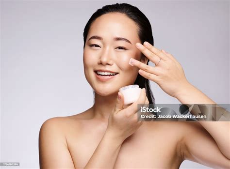 여성 얼굴 또는 스킨 케어는 피부과 건강 콜라겐 건강 관리 또는 일본 미용의 스튜디오 배경에 크림으로 빛납니다 얼굴 자외선 차단제 또는 레티놀을 사용한 인물 미소 또는