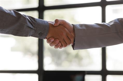 사업 합병 및 인수의 팀워크를위한 비즈니스 악수 성공적인 협상 악수 두 명의 사업가가 파트너와 악수하여 파트너십 및 비즈니스 거래 개념을 축하합니다 비즈니스에 대한 스톡