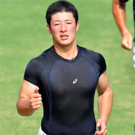 【写真部】超速報 高校日本代表の金足農・吉田輝星は、練習で大阪桐蔭・柿木蓮とふざけ合う（撮影・垰建太）。詳しくは日刊スポーツ、ニッカンコム