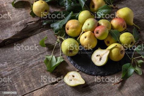 나무 부엌 테이블에 유기농 건강 육즙 잘 익은 배 다이어트 메뉴와 수확 과일의 개념 공간을 복사합니다 0명에 대한 스톡 사진 및