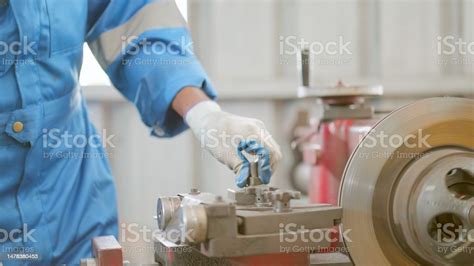 안전 유니폼을 입고 제조 작업장에서 밀링 머신을 작동하는 산업 엔지니어 또는 기술자 금속 공장에서 일하는 생산 라인 작업자 또는 금속 작업자 중공업 경험 있고 기술 운영자