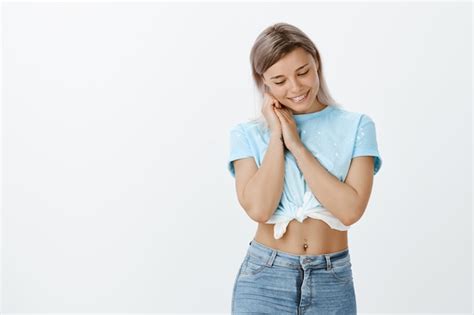 Очаровательная блондинка позирует в студии Бесплатно Фото