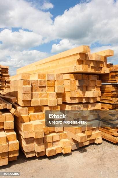Gudang Kayu Di Udara Terbuka Balok Kayu Papan Kayu Ditumpuk Dalam Tumpukan Hari Yang Cerah