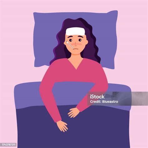 체온계를 입에 물고 침대에 누워 있는 젊은 아픈 여자 감기 나 독감에 걸린 여성 질병 및 휴식의 치료 감기와 독감에 대한 스톡