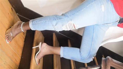 在公共场合做爱，我在邻居的楼梯上小心地性交 Xhamster